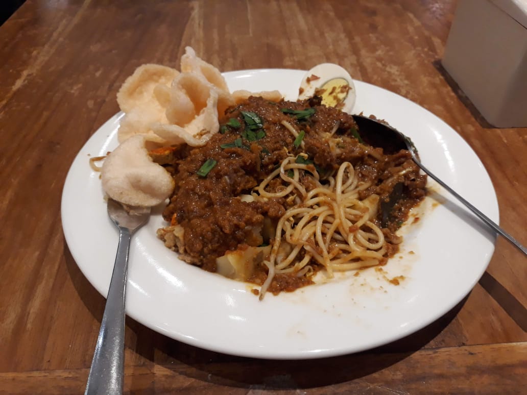 Mencoba Menu Toge Goreng Makanan Khas Bogor di Kafe Betawi